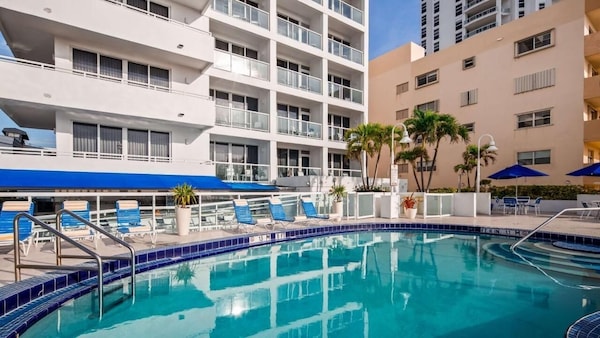 Coastal Comfort Oceanfront Resort Living With Pool, Dining & Walk To Beach - Miami Beach, FL