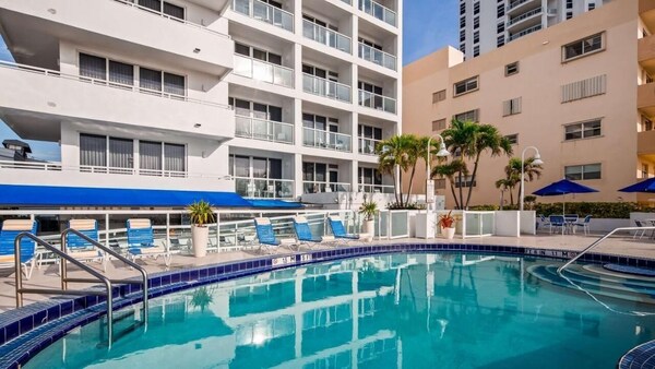 Atlantic Beachfront Living  Steps To Sand, Resort Pool & Nearby Dining - Miami Beach, FL