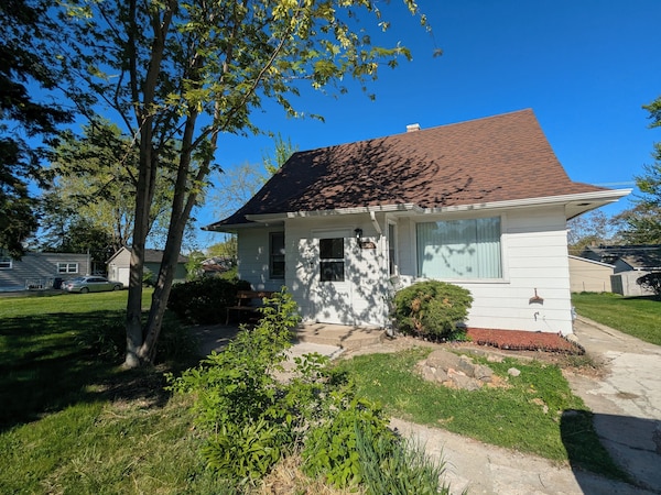 Spacious 5-bedroom House Near Great Lakes Naval Base! - 格尼
