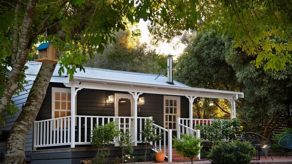 Wrenwood Cottage 2 Bedroom Miners Cottage With Wood Fire, 6 Seater Outdoor Spa And 2 Person Indoor S - Daylesford