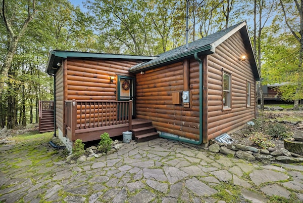 The Robin's Nest, A Cozy 3-bedroom Cabin In Lake Harmony With Firepit, Ac, Wifi - Lake Harmony, PA