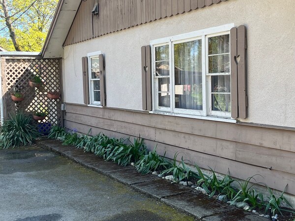 Cozy Rustic 50's Home Located On A Campground Beside The Famous Cowichan River. - Duncan