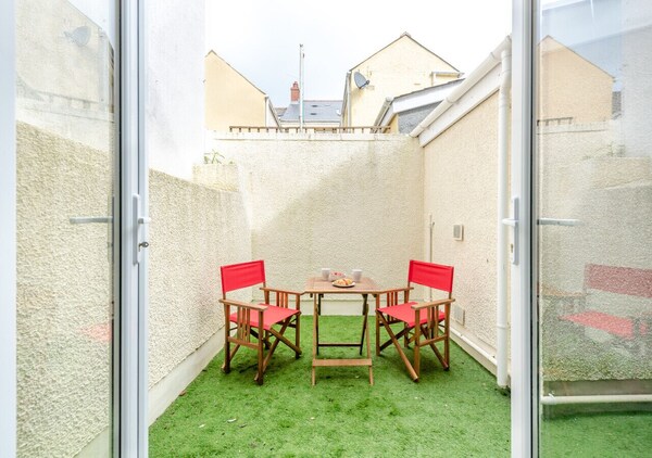 White Rose 2 - One Bedroom Apartment, Sleeps 2 - Tenby