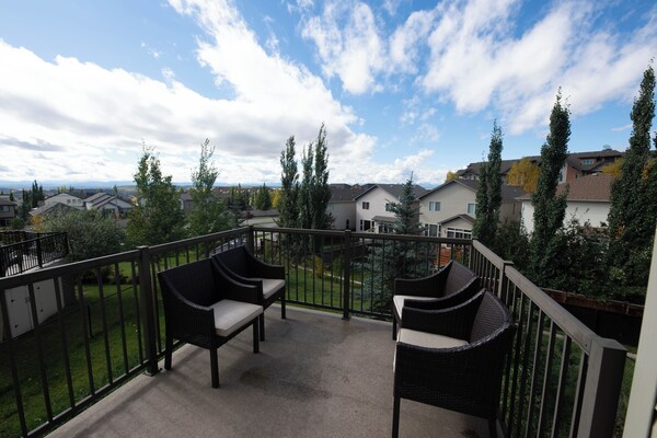 Spacious 4 Bedroom For Family Trip & Hot Tub - Cochrane