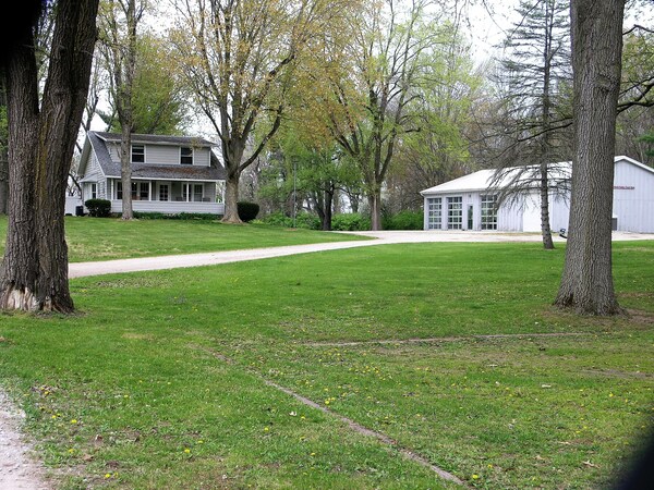 Spacious And Secluded 7-bedroom Lake Front Retreat. - Ligonier, IN