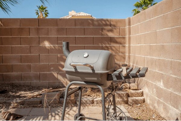Rental Home With Pool And Jacuzzi, 5 Beds - Las Vegas, NV