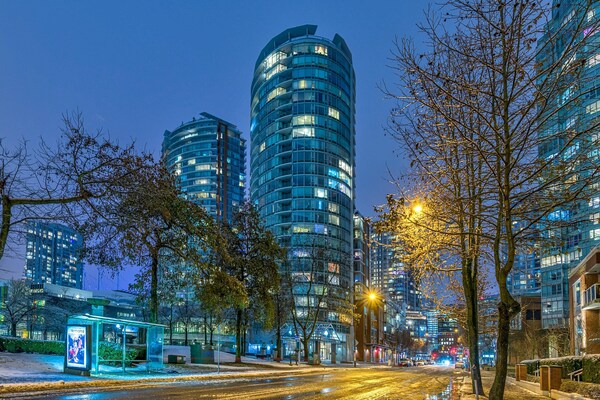 Modern Cozy Condo | 2br/2ba Retreat In The Heart Of Downtown Vancouver - Vancouver