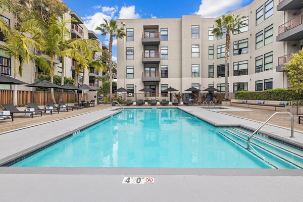 Prime Hollywood Location - Pool Access + Gym - Culver City