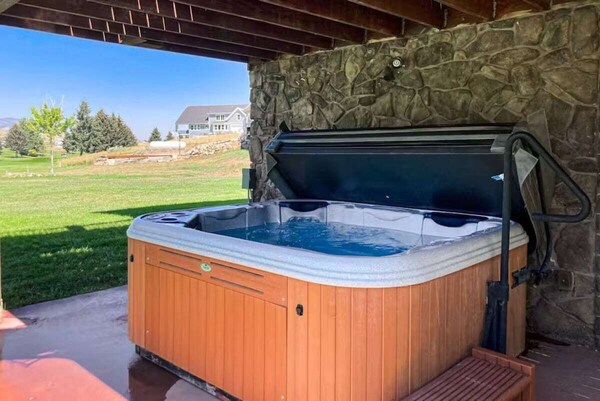 Spacious Golf Retreat Cabin On Hole #7, Ideal For Large Groups - Bear Lake State Park, St Charles