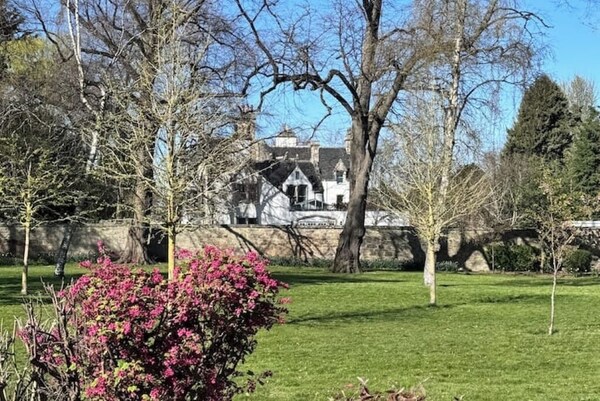 19th Century Disability Accessible 5-bedroom Villa Free Private Secluded Parking - Elgin