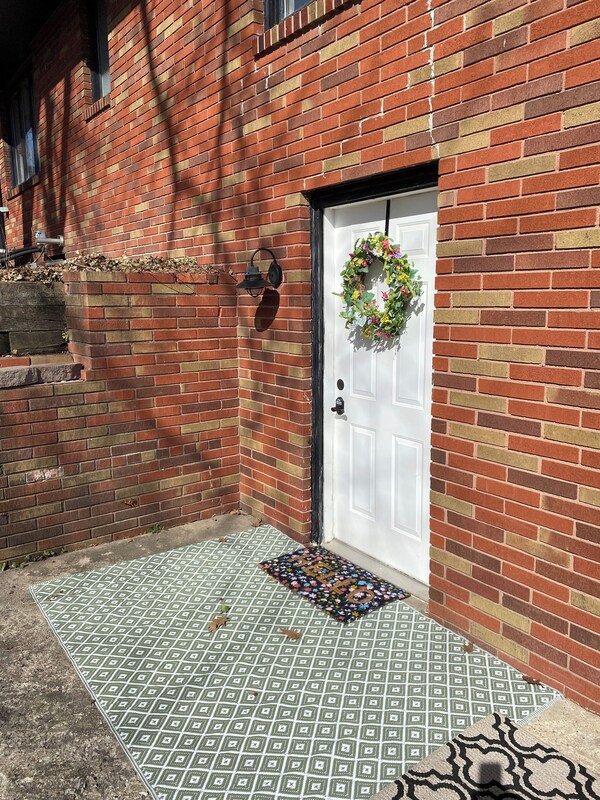 Surprisingly Sunny & Spacious One  Bedroom Vintage Basement Apt. W/3beds - Elk Rock State Park, Knoxville