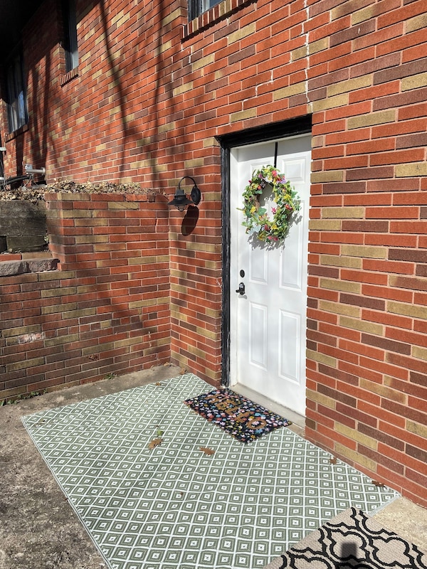 Surprisingly Sunny & Spacious One Bedroom Vintage Basement Apt. W/3beds - Elk Rock State Park, Knoxville