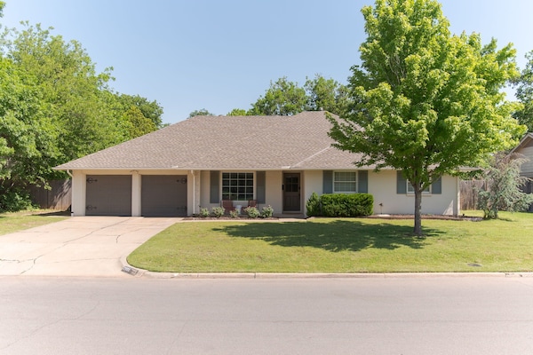 Spacious 5br Retreat Near Lake Hefner  Sleeps 12 + 2 Car Garage - 埃德蒙