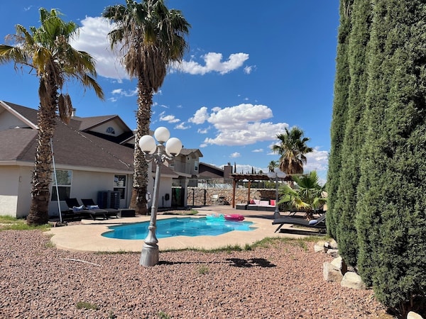 The Pool House -By Shopping, Hiking & Fort Bliss - North Hills - El Paso