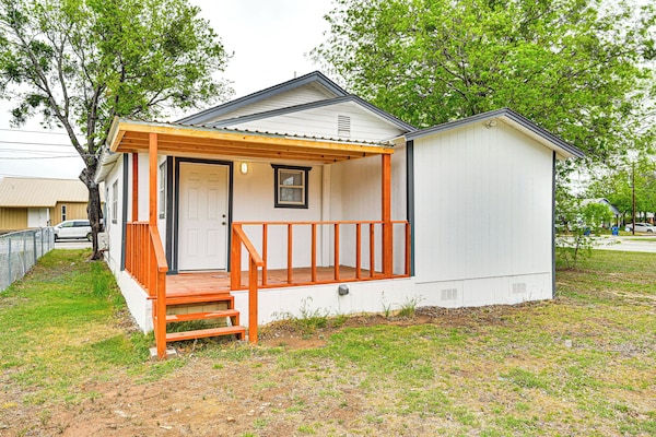 1 Mi To Dtwn: Family Home W/ Porch In Brownwood - Brownwood, TX