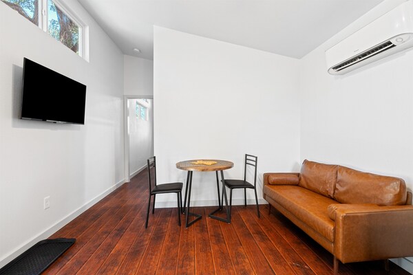 Cozy Tiny Home | Fire Pit | Game Room | Pet Ok - Austin, TX