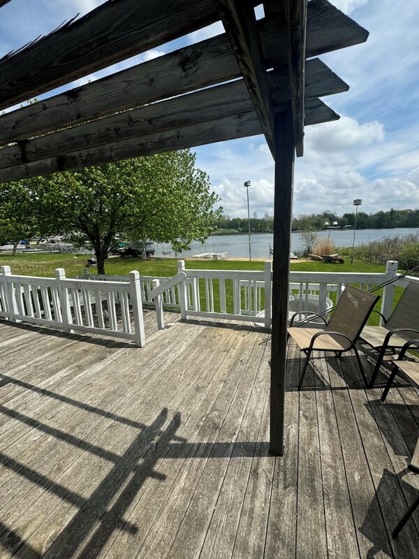 Allsports Lakefront Cottage. 3 Bedrooms, 2 Baths, Private Beach, Yard And Deck - Greenville, MI