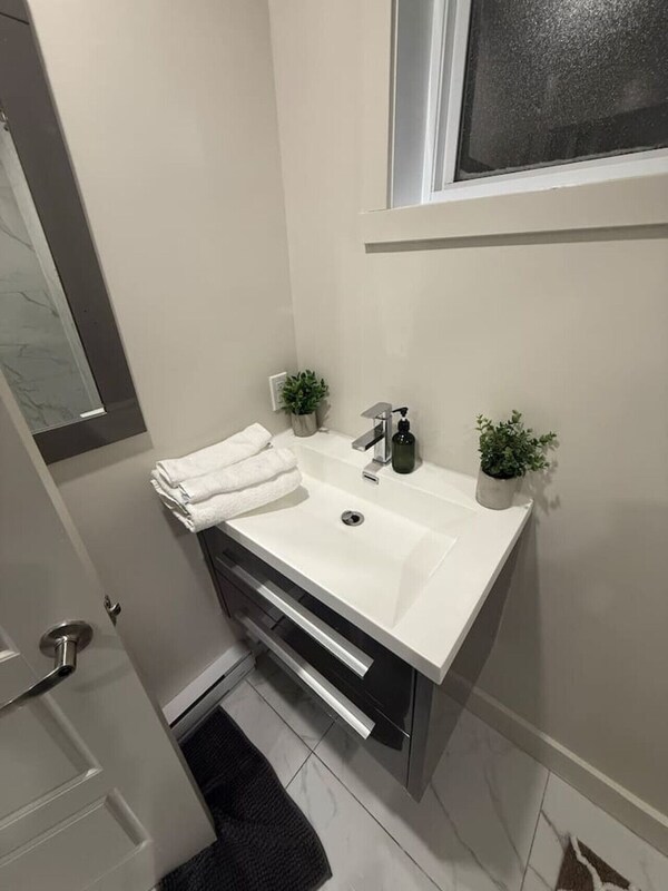 Stunning 3-bedroom Home In Mtl Ndg - Montreal