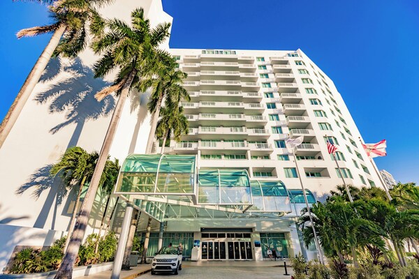 Beautiful Condo With Direct Intercoastal Views Located At The Hilton Resort! - Fort Lauderdale