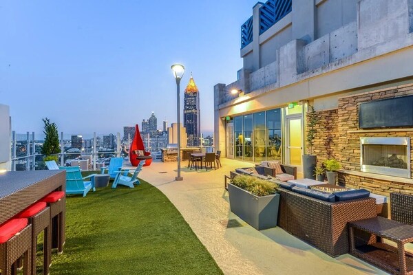 Midtown Luxepad W/ King + Queen Beds + Daybed + Pool + Gym + Downtown Walkable - 亞特蘭大