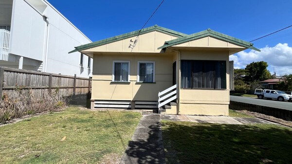 Golden Beach Villa Ideally Located Just One Street Back From The Golden Sands Of Pumicestone Passage - Golden Beach