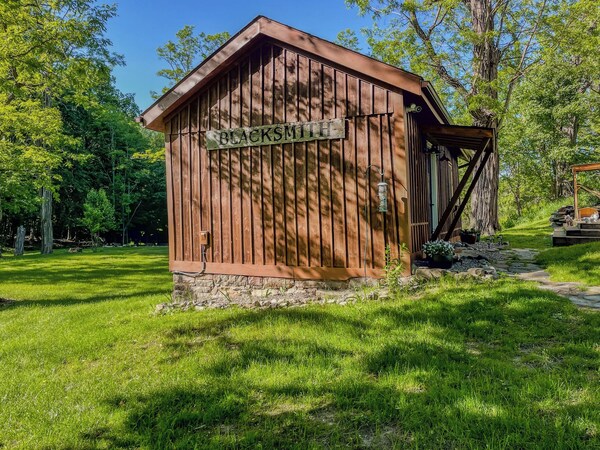 Cozy Cabin Gateway I 1.5 Acres W. Pool & Firepit - Hudson Valley, NY