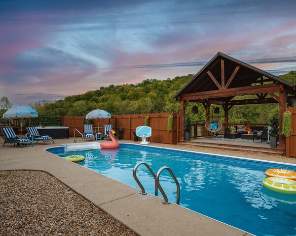 Heatedpool-sunkenfirepit-sauna-gamebarn-karaoke - Logan, OH