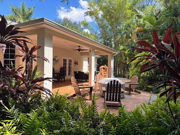 Casa Palmera, Comfortable 3-bedroom House In Sebastian With Private Back Yard. - Sebastian