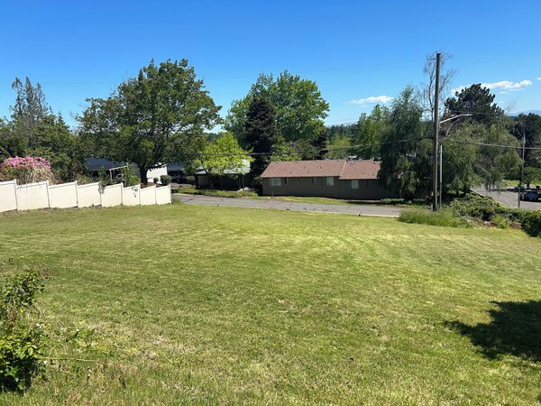 Wake Up To Sunshine: Charming 3-bedroom House With Ac, Wifi In Lovely West Salem - Willamette Valley Vineyards, Turner