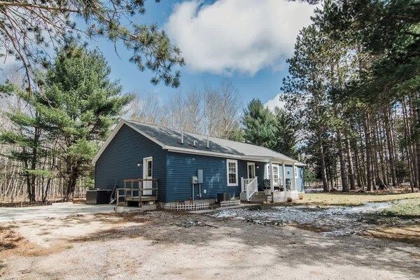 Pond Creek Cottage, Tucked Away, Near Boyne Mount! - Boyne City, MI