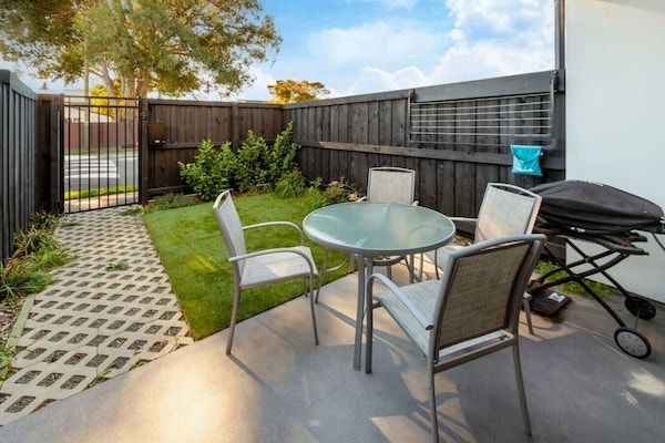Modern 2 Bed City-fringe | Carpark & Courtyard - Christchurch, New Zealand