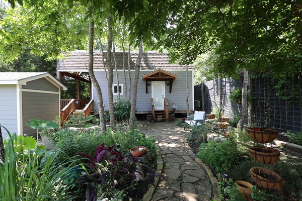 Cozy Cabin In A Garden - Willis, TX