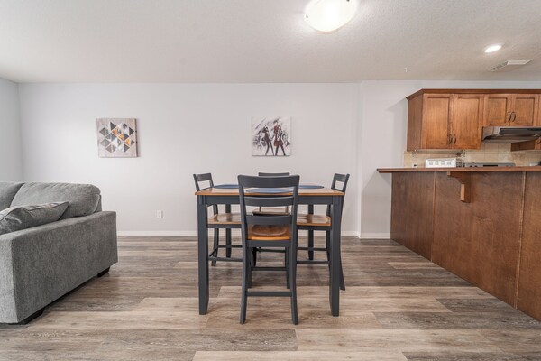 Entire Unit To Yourself.  Internet And Netflix, Full Kitchen, Linens And Towels. - Lethbridge