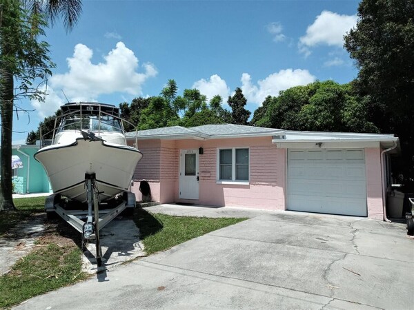 Charming 2-bedroom Cottage In Enjoyable Pinellas Park With Ac, Wifi, And More - Largo, FL