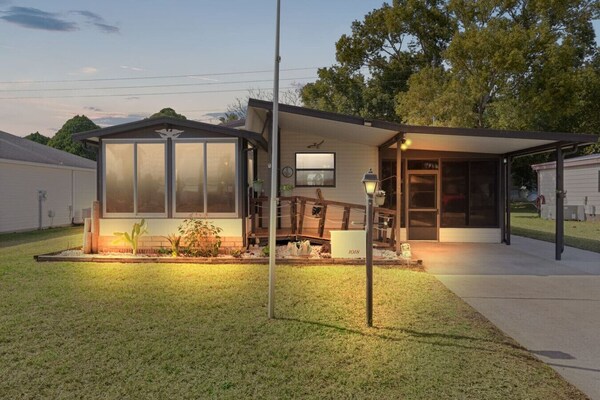 Sunlit 2br W/ Lanai ~ Golf Cart Path - Lake Weir, FL