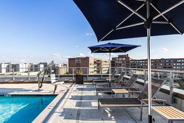 Blueground | Crystal City, Rooftop, Nr National Mall - Arlington, VA