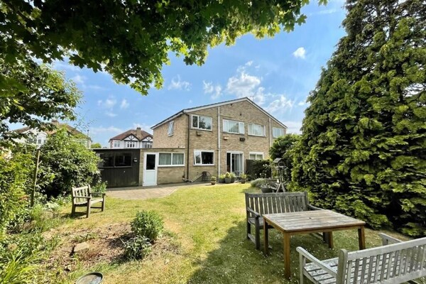 Luxurious 4-bedroom Retreat In Staines With Private Garden & Easy Parking - London Heathrow Airport (LHR)