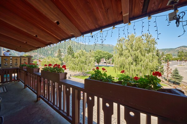 Watch The Village Come Alive From Your Balcony On Front Street - 萊溫芙絲鎮