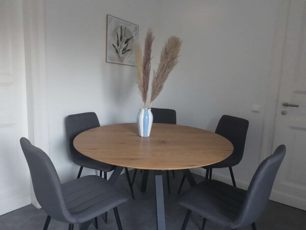 Large Apartment With 4 Bedrooms And Living Room. - Solingen