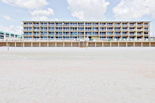 In The ️ Of Daytona-cozy Beachfront Getaway! Steps 2 Boardwalk-ocean Center-peabody & Main Street! - Ormond Beach, FL