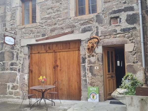 Gîte Spacieux à Sauvain Avec Garage Et Vues Historiques - Chalmazel