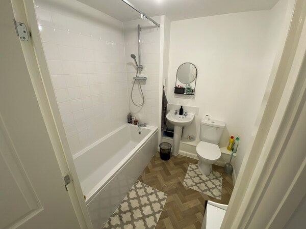 Cosy New Build Top Floor Apartment Overseeing Fields In Kent, Family-friendly! - St Leonard's Tower