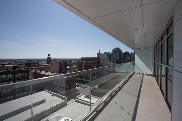 2 Bedroom Luxury Bi-level Condo In Downtown Buffalo - Rooftop Bar, Bowling Alley - Buffalo, NY