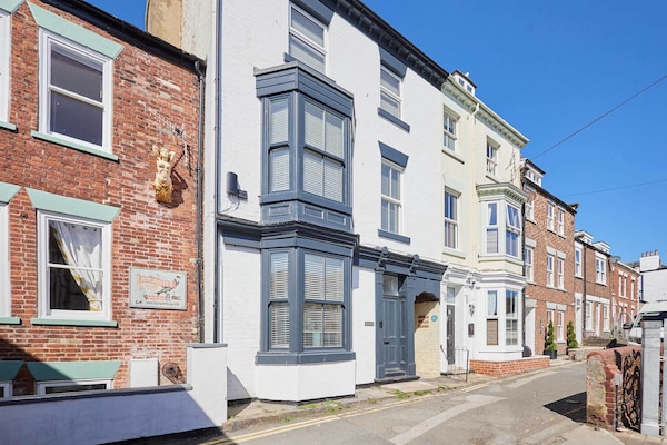 Host & Stay | Holmwood - Whitby