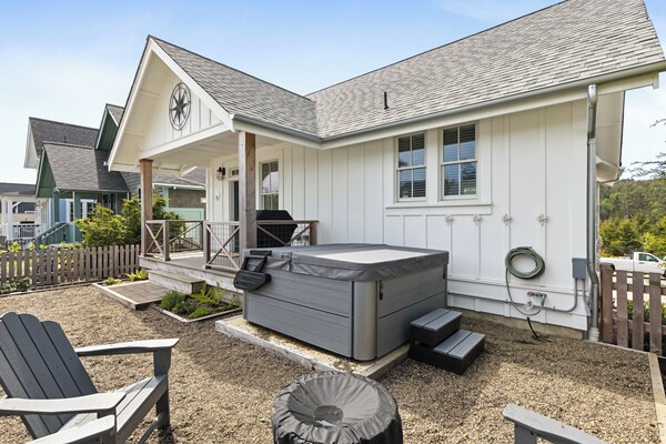Seabrook's Tori Pines: Hot Tub, Fire Pit, Outdoor Dining, Pet Free! - Pacific Beach, WA
