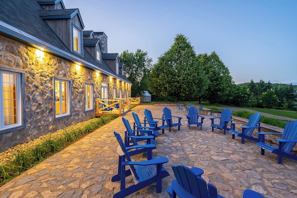 Reconnect With Nature Wellness Resort Stay With Trails, River Views & Forest - Quebec