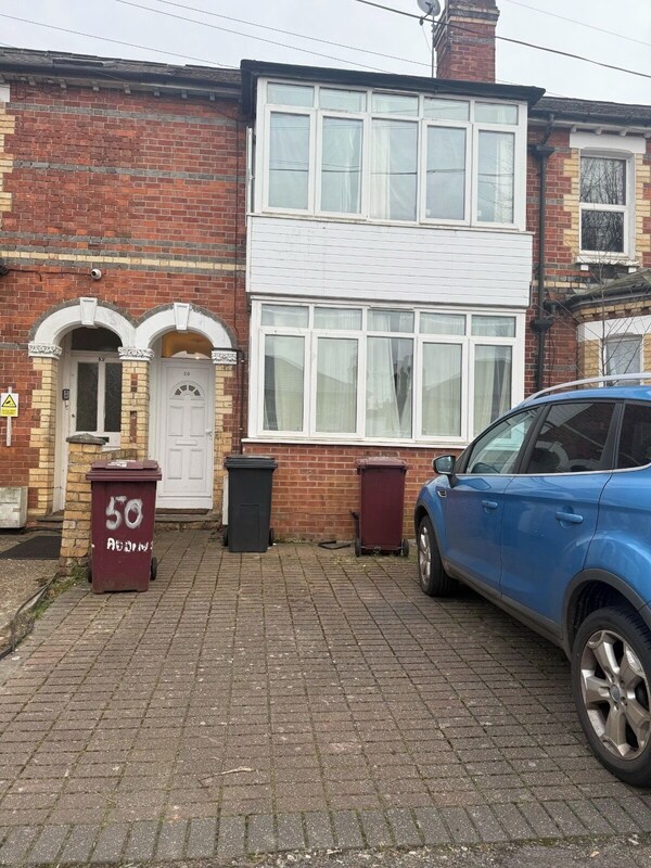 Spacious Property Beside The University - Reading