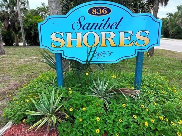 Charming Coastal Retreat At Sanibel Shores-walk To The Beach - Sanibel, FL