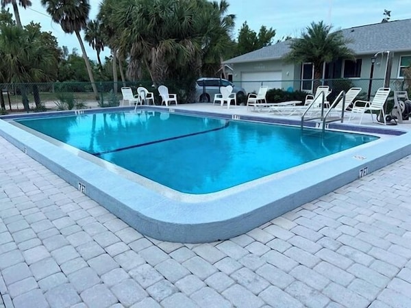 Island Charm Meets Modern Comfort  Walk To Sanibels Beautiful Beaches! - Sanibel, FL