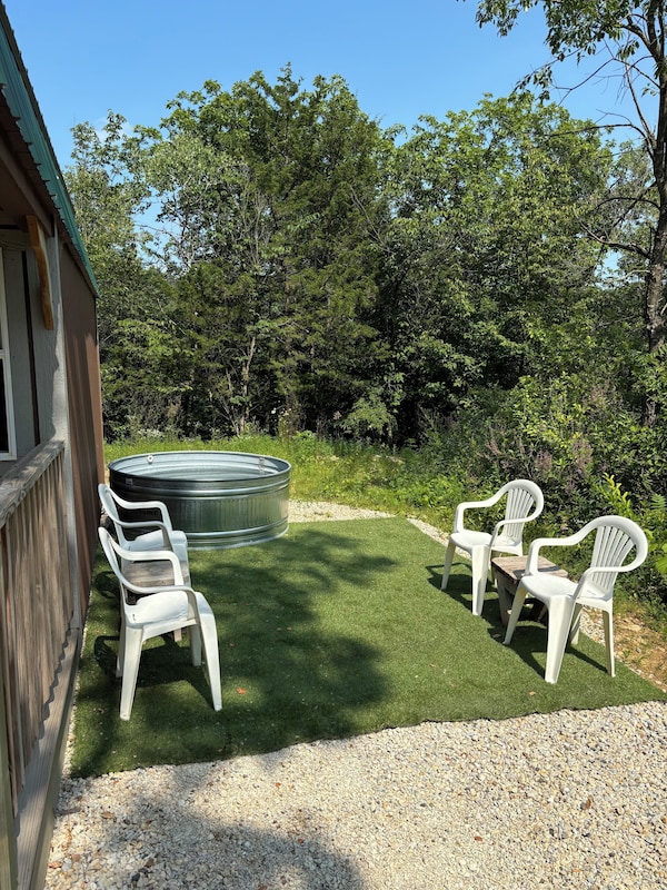 The Cowboy Cabin, Secluded And Peaceful, Only 5 Min From Town & Sleeps 4. - Iowa